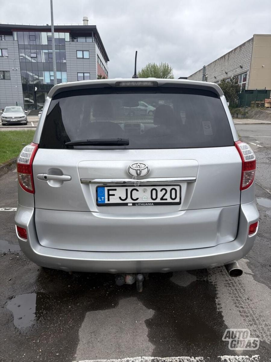 Pelēks Toyota RAV4 2010 Viļņa, ar dzinēja tilpumu 2.20 L un nobraukumu 262 tūkst. km par 5000 €, foto 3 vietnē AUTOMOTO.COM.LV