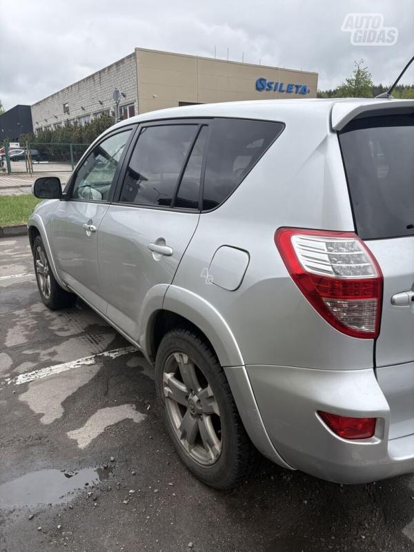 Grey Toyota RAV4 2010 in Vilnius, with an engine capacity of 2.20 L and mileage of 262 thousand km for 5000 €, photo 3 on AUTOMOTO.COM.LV