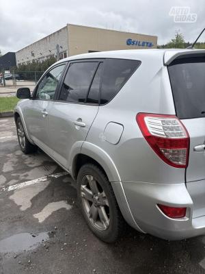 Pelēks Toyota RAV4 2010 Viļņa, ar dzinēja tilpumu 2.20 L un nobraukumu 262 tūkst. km par 5000 €, foto 4 vietnē AUTOMOTO.COM.LV