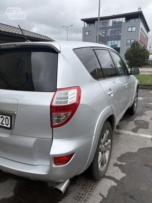 Pelēks Toyota RAV4 2010 Viļņa, ar dzinēja tilpumu 2.20 L un nobraukumu 262 tūkst. km par 5000 €, foto 5 vietnē AUTOMOTO.COM.LV