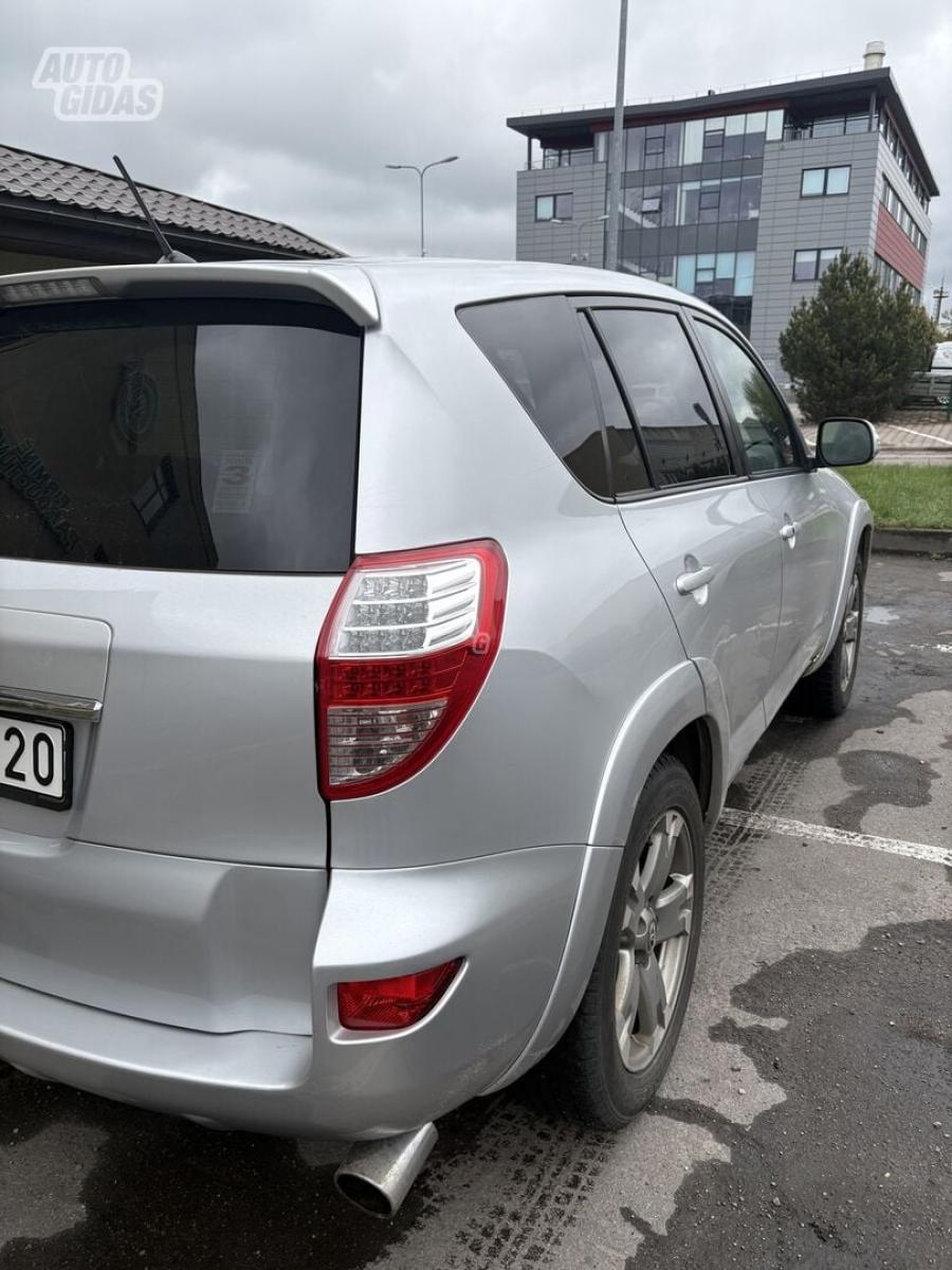 Pelēks Toyota RAV4 2010 Viļņa, ar dzinēja tilpumu 2.20 L un nobraukumu 262 tūkst. km par 5000 €, foto 5 vietnē AUTOMOTO.COM.LV