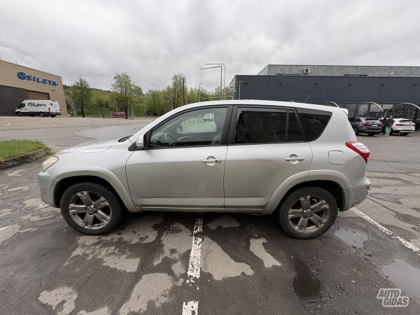Grey Toyota RAV4 2010 in Vilnius, with an engine capacity of 2.20 L and mileage of 262 thousand km for 5000 €, photo 5 on AUTOMOTO.COM.LV