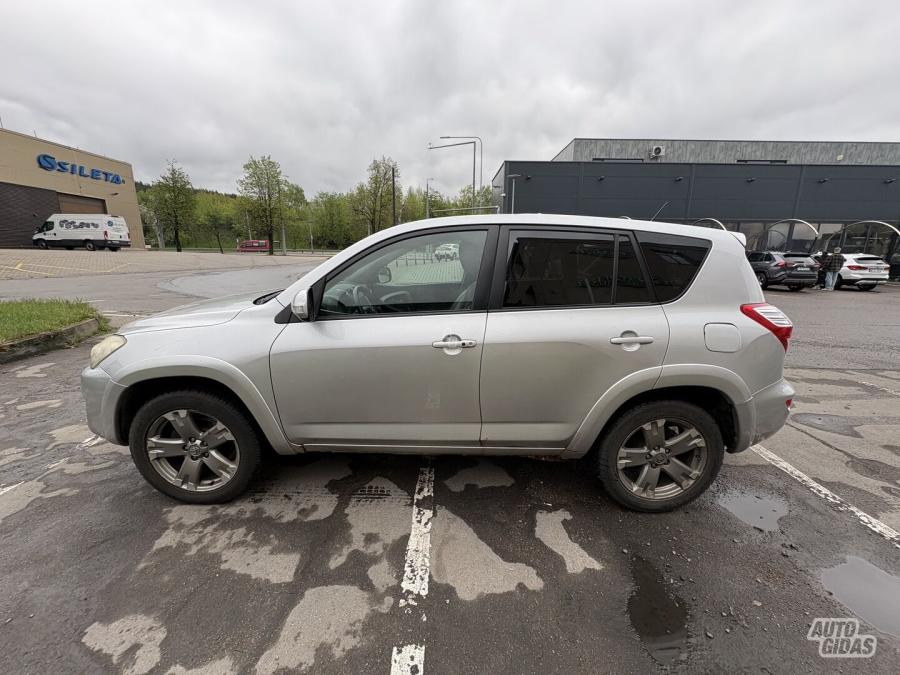 Pelēks Toyota RAV4 2010 Viļņa, ar dzinēja tilpumu 2.20 L un nobraukumu 262 tūkst. km par 5000 €, foto 6 vietnē AUTOMOTO.COM.LV