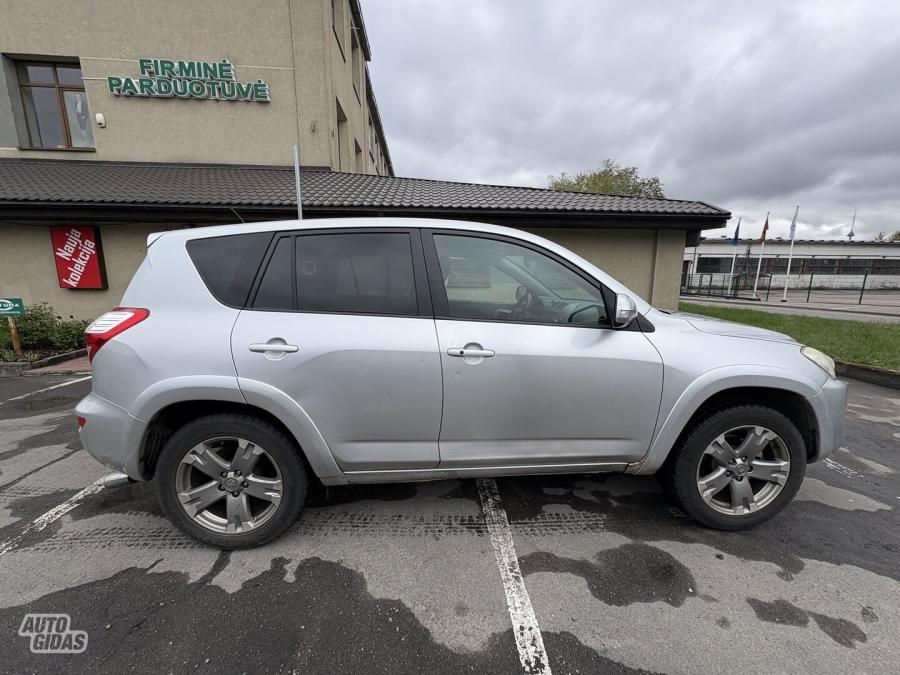 Pelēks Toyota RAV4 2010 Viļņa, ar dzinēja tilpumu 2.20 L un nobraukumu 262 tūkst. km par 5000 €, foto 7 vietnē AUTOMOTO.COM.LV
