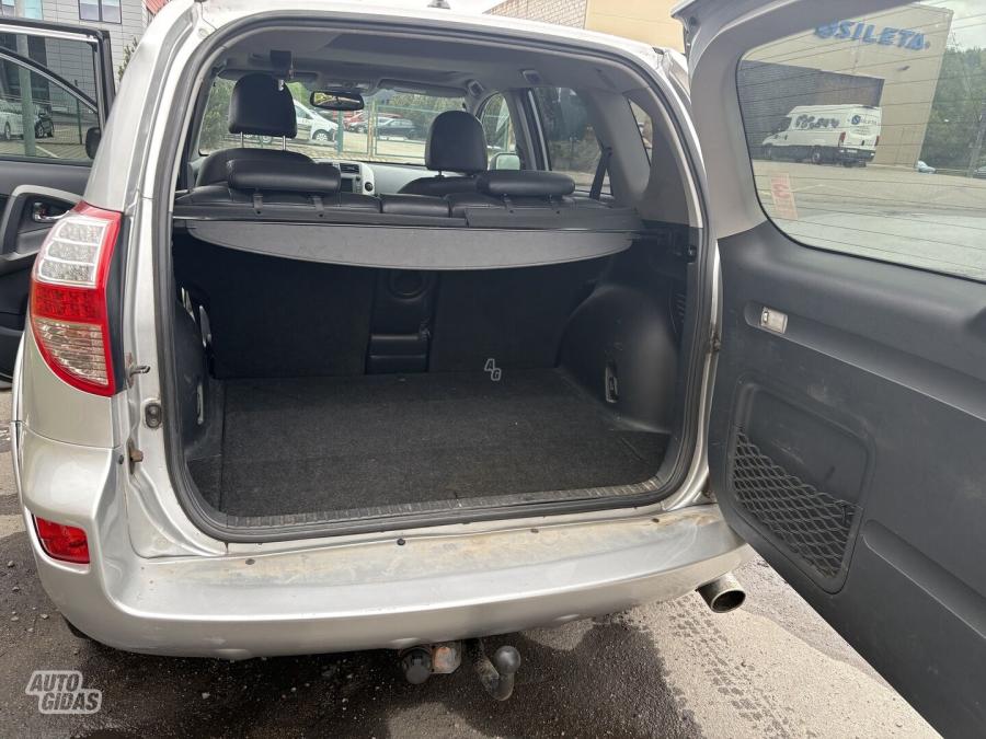 Pelēks Toyota RAV4 2010 Viļņa, ar dzinēja tilpumu 2.20 L un nobraukumu 262 tūkst. km par 5000 €, foto 8 vietnē AUTOMOTO.COM.LV