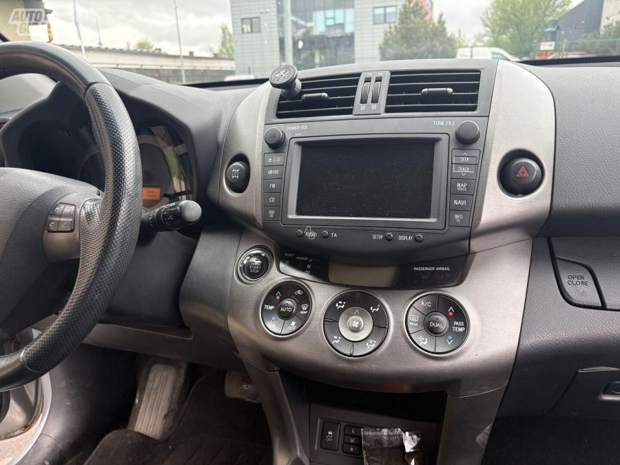 Pelēks Toyota RAV4 2010 Viļņa, ar dzinēja tilpumu 2.20 L un nobraukumu 262 tūkst. km par 5000 €, foto 9 vietnē AUTOMOTO.COM.LV