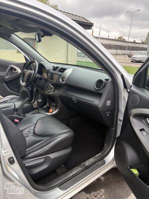 Pelēks Toyota RAV4 2010 Viļņa, ar dzinēja tilpumu 2.20 L un nobraukumu 262 tūkst. km par 5000 €, foto 10 vietnē AUTOMOTO.COM.LV
