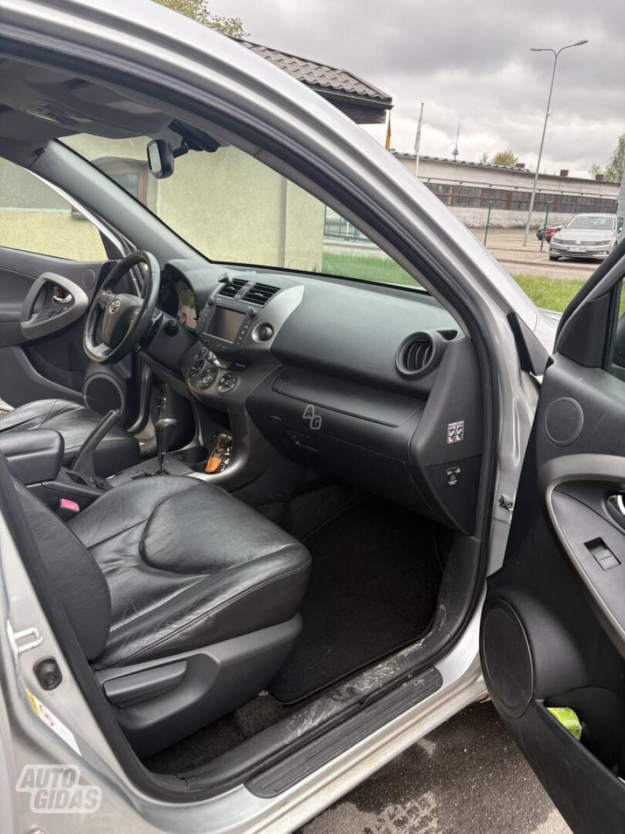 Pelēks Toyota RAV4 2010 Viļņa, ar dzinēja tilpumu 2.20 L un nobraukumu 262 tūkst. km par 5000 €, foto 10 vietnē AUTOMOTO.COM.LV