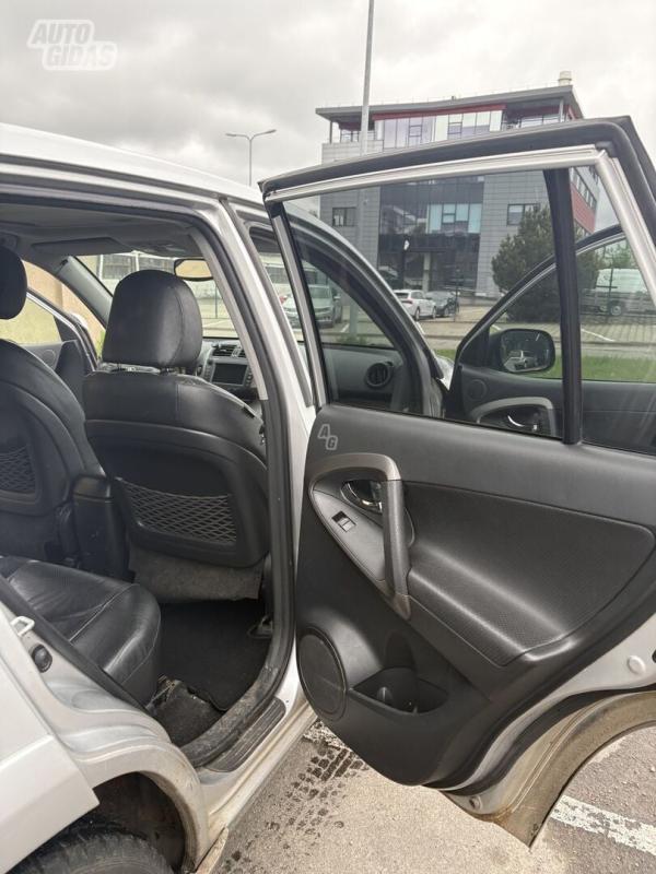 Grey Toyota RAV4 2010 in Vilnius, with an engine capacity of 2.20 L and mileage of 262 thousand km for 5000 €, photo 10 on AUTOMOTO.COM.LV