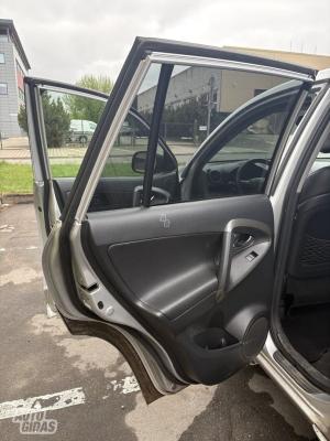 Pelēks Toyota RAV4 2010 Viļņa, ar dzinēja tilpumu 2.20 L un nobraukumu 262 tūkst. km par 5000 €, foto 12 vietnē AUTOMOTO.COM.LV