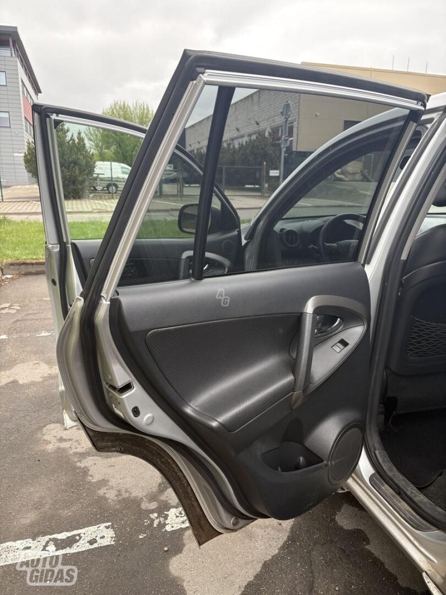 Pelēks Toyota RAV4 2010 Viļņa, ar dzinēja tilpumu 2.20 L un nobraukumu 262 tūkst. km par 5000 €, foto 12 vietnē AUTOMOTO.COM.LV
