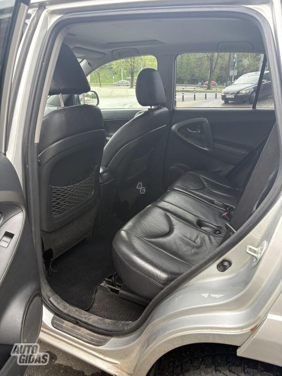 Pelēks Toyota RAV4 2010 Viļņa, ar dzinēja tilpumu 2.20 L un nobraukumu 262 tūkst. km par 5000 €, foto 13 vietnē AUTOMOTO.COM.LV