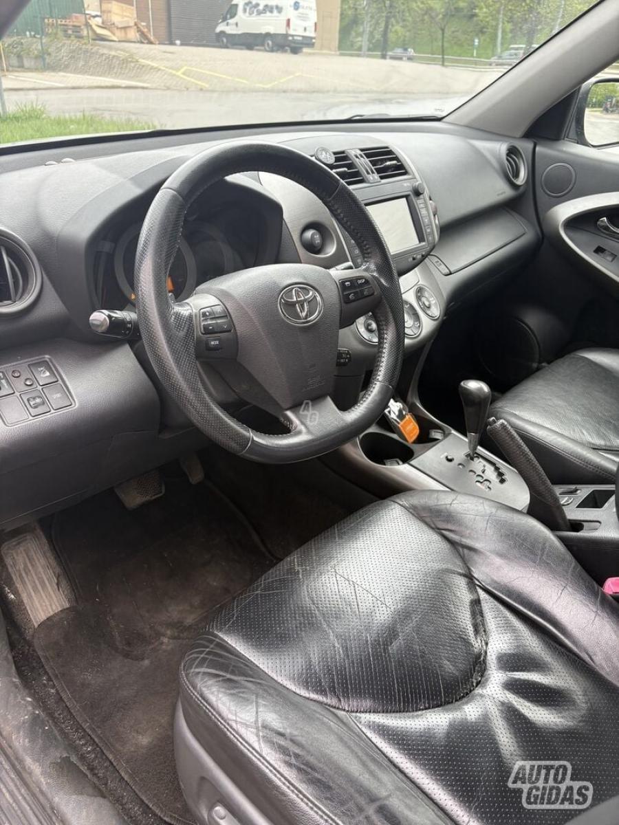 Pelēks Toyota RAV4 2010 Viļņa, ar dzinēja tilpumu 2.20 L un nobraukumu 262 tūkst. km par 5000 €, foto 14 vietnē AUTOMOTO.COM.LV