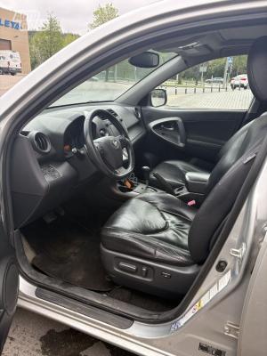 Pelēks Toyota RAV4 2010 Viļņa, ar dzinēja tilpumu 2.20 L un nobraukumu 262 tūkst. km par 5000 €, foto 15 vietnē AUTOMOTO.COM.LV