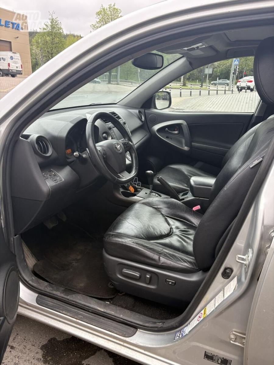 Pelēks Toyota RAV4 2010 Viļņa, ar dzinēja tilpumu 2.20 L un nobraukumu 262 tūkst. km par 5000 €, foto 15 vietnē AUTOMOTO.COM.LV