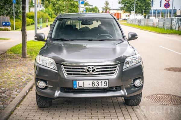 Pelēks Toyota RAV4 2010 Rīga, ar dzinēja tilpumu 2.20 L un nobraukumu 268 tūkst. km par 5990 €, foto 2 vietnē AUTOMOTO.COM.LV