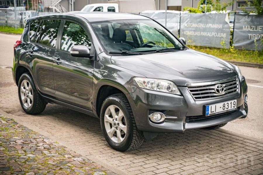 Pelēks Toyota RAV4 2010 Rīga, ar dzinēja tilpumu 2.20 L un nobraukumu 268 tūkst. km par 5990 €, foto 4 vietnē AUTOMOTO.COM.LV