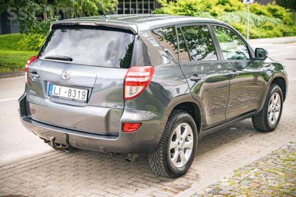 Pelēks Toyota RAV4 2010 Rīga, ar dzinēja tilpumu 2.20 L un nobraukumu 268 tūkst. km par 5990 €, foto 4 vietnē AUTOMOTO.COM.LV