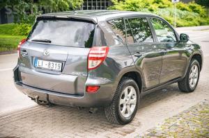 Pelēks Toyota RAV4 2010 Rīga, ar dzinēja tilpumu 2.20 L un nobraukumu 268 tūkst. km par 5990 €, foto 5 vietnē AUTOMOTO.COM.LV