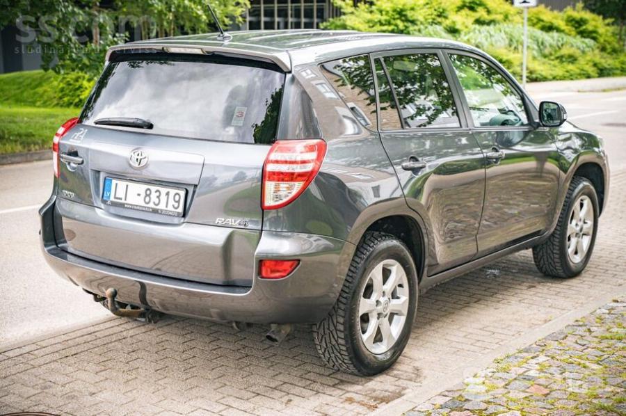 Pelēks Toyota RAV4 2010 Rīga, ar dzinēja tilpumu 2.20 L un nobraukumu 268 tūkst. km par 5990 €, foto 5 vietnē AUTOMOTO.COM.LV