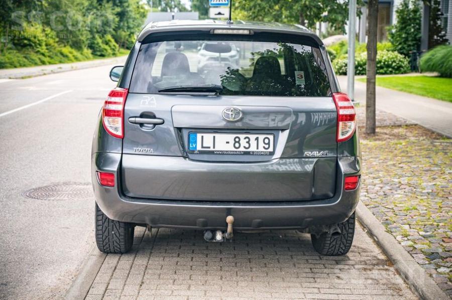 Pelēks Toyota RAV4 2010 Rīga, ar dzinēja tilpumu 2.20 L un nobraukumu 268 tūkst. km par 5990 €, foto 6 vietnē AUTOMOTO.COM.LV