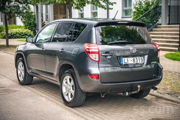 Pelēks Toyota RAV4 2010 Rīga, ar dzinēja tilpumu 2.20 L un nobraukumu 268 tūkst. km par 5990 €, foto 6 vietnē AUTOMOTO.COM.LV