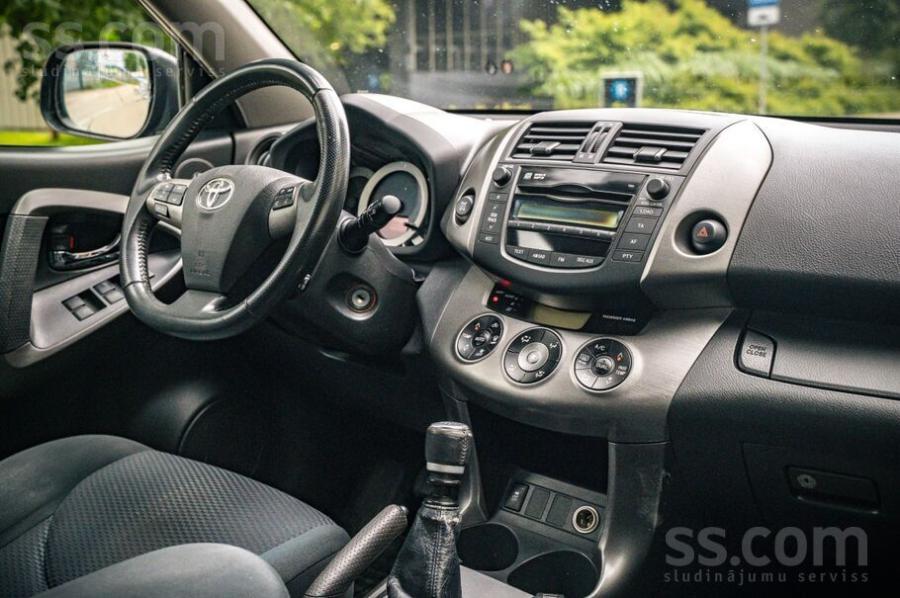 Pelēks Toyota RAV4 2010 Rīga, ar dzinēja tilpumu 2.20 L un nobraukumu 268 tūkst. km par 5990 €, foto 8 vietnē AUTOMOTO.COM.LV