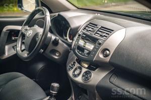 Pelēks Toyota RAV4 2010 Rīga, ar dzinēja tilpumu 2.20 L un nobraukumu 268 tūkst. km par 5990 €, foto 9 vietnē AUTOMOTO.COM.LV