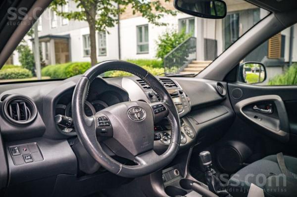 Pelēks Toyota RAV4 2010 Rīga, ar dzinēja tilpumu 2.20 L un nobraukumu 268 tūkst. km par 5990 €, foto 10 vietnē AUTOMOTO.COM.LV