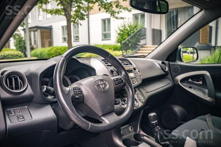 Pelēks Toyota RAV4 2010 Rīga, ar dzinēja tilpumu 2.20 L un nobraukumu 268 tūkst. km par 5990 €, foto 11 vietnē AUTOMOTO.COM.LV