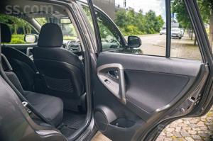 Pelēks Toyota RAV4 2010 Rīga, ar dzinēja tilpumu 2.20 L un nobraukumu 268 tūkst. km par 5990 €, foto 13 vietnē AUTOMOTO.COM.LV
