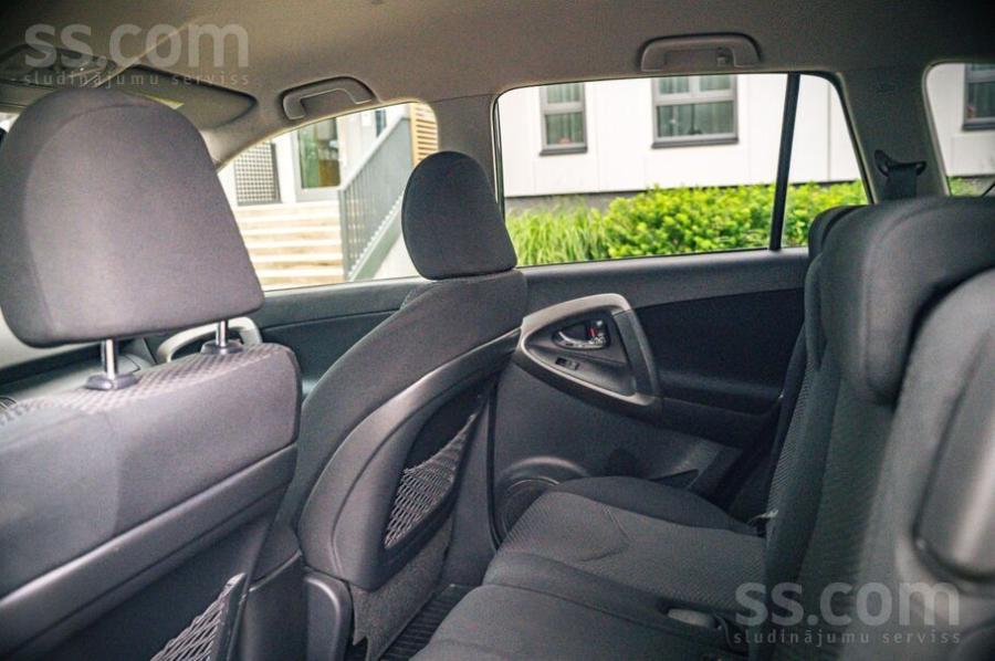 Pelēks Toyota RAV4 2010 Rīga, ar dzinēja tilpumu 2.20 L un nobraukumu 268 tūkst. km par 5990 €, foto 15 vietnē AUTOMOTO.COM.LV