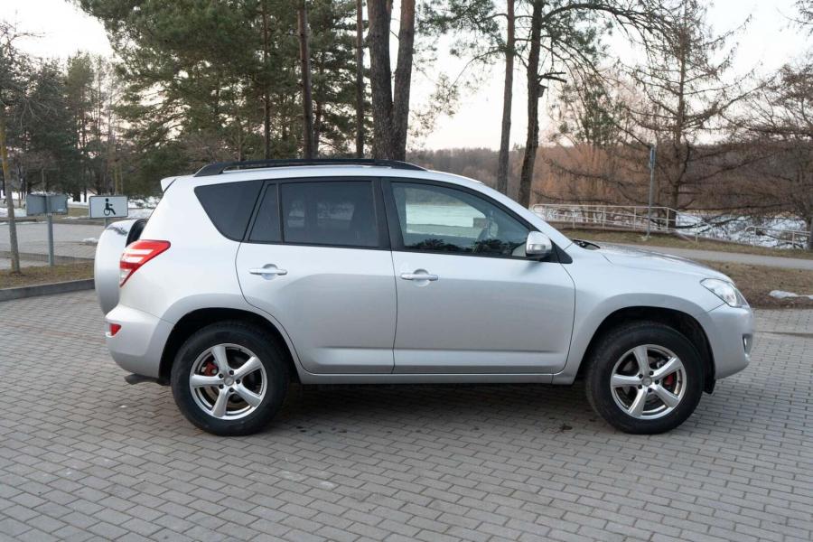 Pelēks Toyota RAV4 2010 Kauņa, ar dzinēja tilpumu 2.20 L un nobraukumu 266 tūkst. km par 5900 €, foto 4 vietnē AUTOMOTO.COM.LV