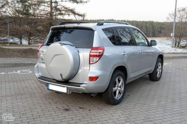 Pelēks Toyota RAV4 2010 Kauņa, ar dzinēja tilpumu 2.20 L un nobraukumu 266 tūkst. km par 5900 €, foto 4 vietnē AUTOMOTO.COM.LV