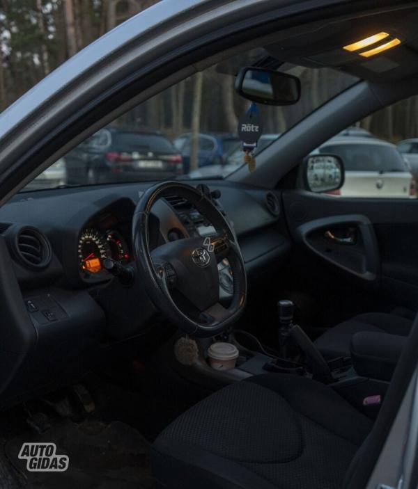 Pelēks Toyota RAV4 2010 Kauņa, ar dzinēja tilpumu 2.20 L un nobraukumu 266 tūkst. km par 5900 €, foto 5 vietnē AUTOMOTO.COM.LV