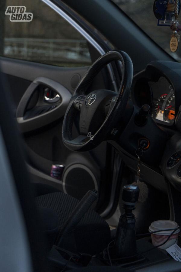 Pelēks Toyota RAV4 2010 Kauņa, ar dzinēja tilpumu 2.20 L un nobraukumu 266 tūkst. km par 5900 €, foto 7 vietnē AUTOMOTO.COM.LV