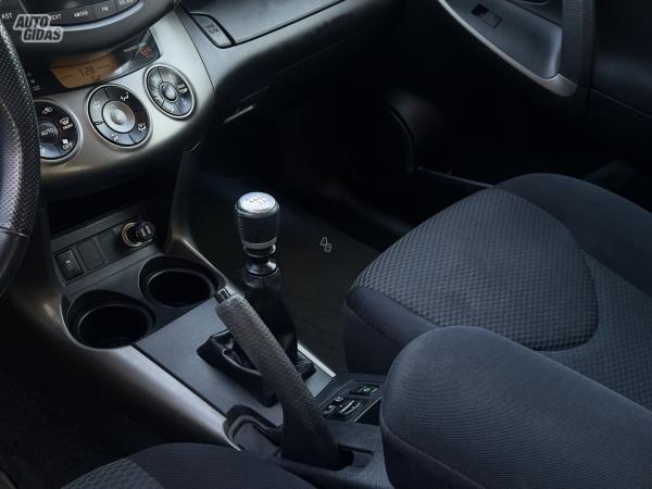 Pelēks Toyota RAV4 2010 Kauņa, ar dzinēja tilpumu 2.20 L un nobraukumu 266 tūkst. km par 5900 €, foto 8 vietnē AUTOMOTO.COM.LV