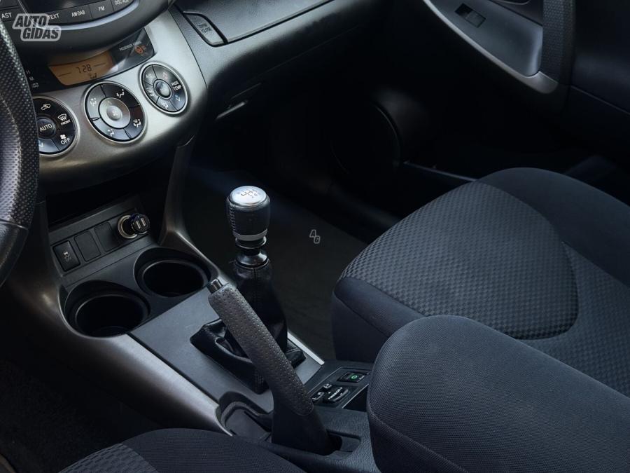 Pelēks Toyota RAV4 2010 Kauņa, ar dzinēja tilpumu 2.20 L un nobraukumu 266 tūkst. km par 5900 €, foto 9 vietnē AUTOMOTO.COM.LV