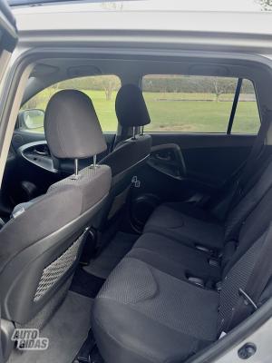 Pelēks Toyota RAV4 2010 Kauņa, ar dzinēja tilpumu 2.20 L un nobraukumu 266 tūkst. km par 5900 €, foto 10 vietnē AUTOMOTO.COM.LV