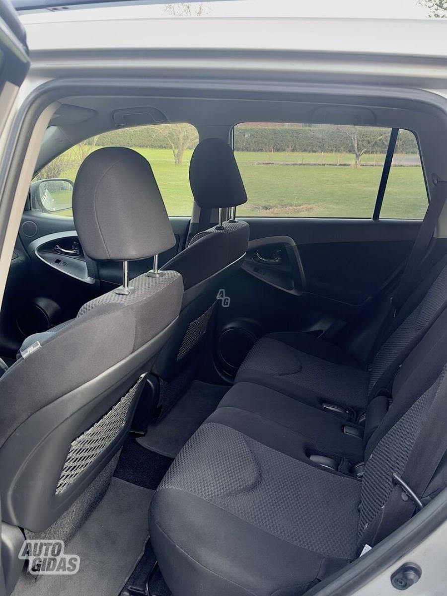 Pelēks Toyota RAV4 2010 Kauņa, ar dzinēja tilpumu 2.20 L un nobraukumu 266 tūkst. km par 5900 €, foto 10 vietnē AUTOMOTO.COM.LV
