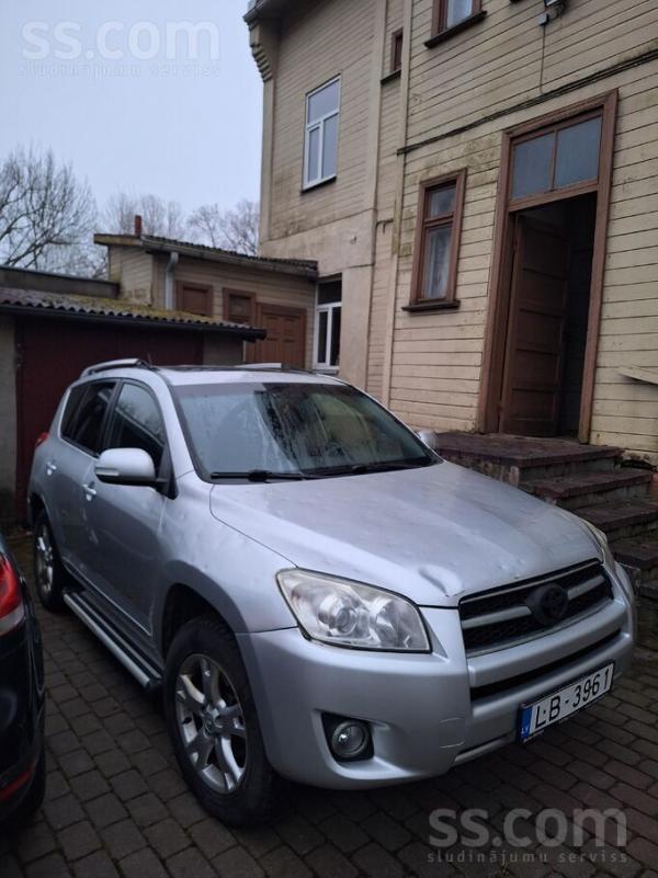 Pelēks Toyota RAV4 2010 Dobele, ar dzinēja tilpumu 2.20 L un nobraukumu 208 tūkst. km par 3600 €, foto 1 vietnē AUTOMOTO.COM.LV