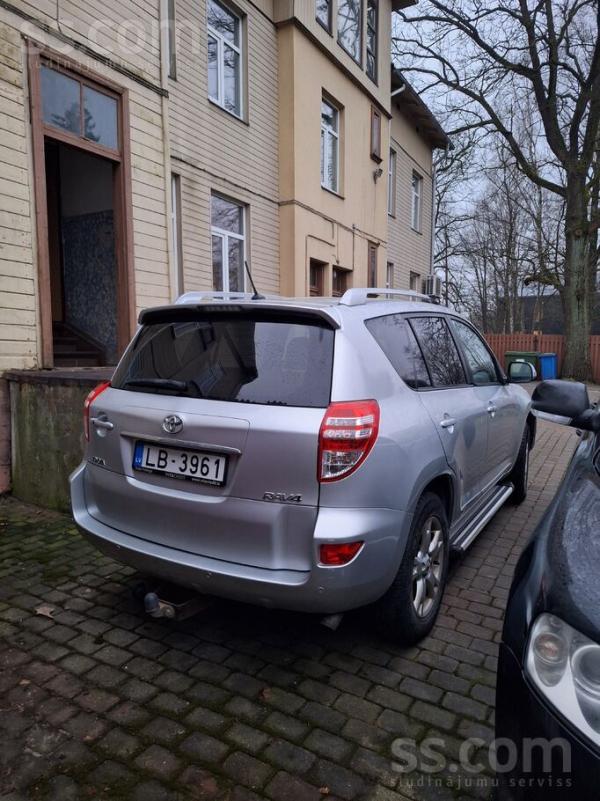Pelēks Toyota RAV4 2010 Dobele, ar dzinēja tilpumu 2.20 L un nobraukumu 208 tūkst. km par 3600 €, foto 2 vietnē AUTOMOTO.COM.LV