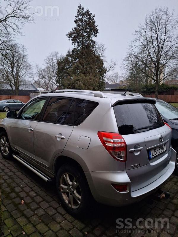 Pelēks Toyota RAV4 2010 Dobele, ar dzinēja tilpumu 2.20 L un nobraukumu 208 tūkst. km par 3600 €, foto 3 vietnē AUTOMOTO.COM.LV