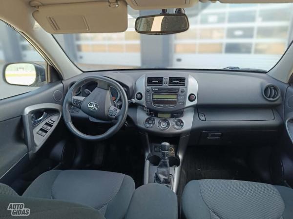 Grey Toyota RAV4 2010 in Panevezys, with an engine capacity of 2.20 L and mileage of 183 thousand km for 6650 €, photo 2 on AUTOMOTO.COM.LV