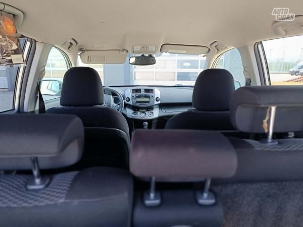Grey Toyota RAV4 2010 in Panevezys, with an engine capacity of 2.20 L and mileage of 183 thousand km for 6650 €, photo 5 on AUTOMOTO.COM.LV