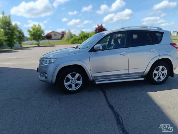 Grey Toyota RAV4 2010 in Panevezys, with an engine capacity of 2.20 L and mileage of 183 thousand km for 6650 €, photo 6 on AUTOMOTO.COM.LV