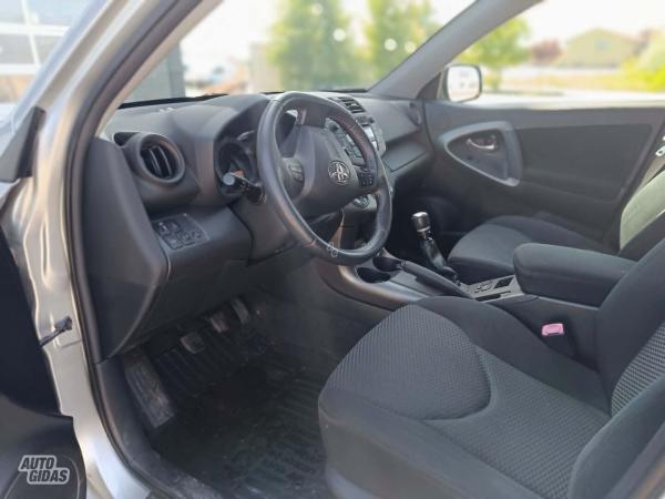 Grey Toyota RAV4 2010 in Panevezys, with an engine capacity of 2.20 L and mileage of 183 thousand km for 6650 €, photo 7 on AUTOMOTO.COM.LV