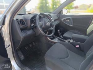 Pelēks Toyota RAV4 2010 Panevēža, ar dzinēja tilpumu 2.20 L un nobraukumu 183 tūkst. km par 6650 €, foto 8 vietnē AUTOMOTO.COM.LV