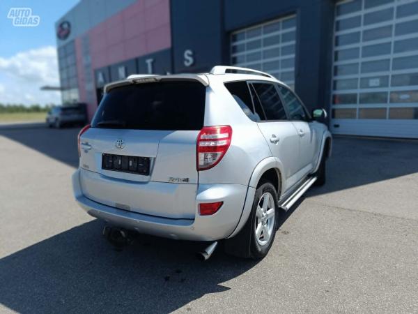 Grey Toyota RAV4 2010 in Panevezys, with an engine capacity of 2.20 L and mileage of 183 thousand km for 6650 €, photo 8 on AUTOMOTO.COM.LV