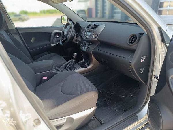 Grey Toyota RAV4 2010 in Panevezys, with an engine capacity of 2.20 L and mileage of 183 thousand km for 6650 €, photo 9 on AUTOMOTO.COM.LV